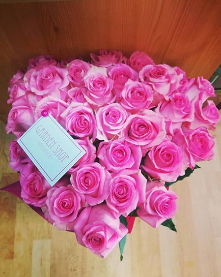 Buket - 33 roze ruže sa zelenilom – Online cvećara GARDEN SHOP